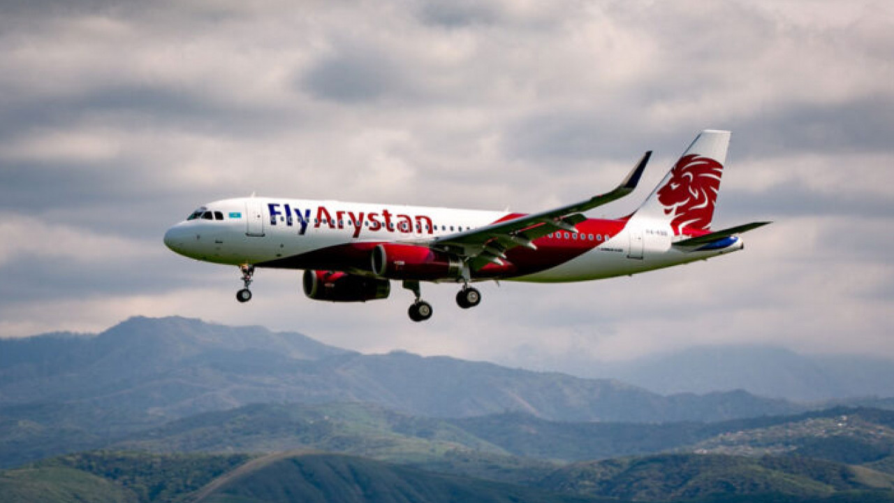 В самолёт Fly Arystan ударила молния