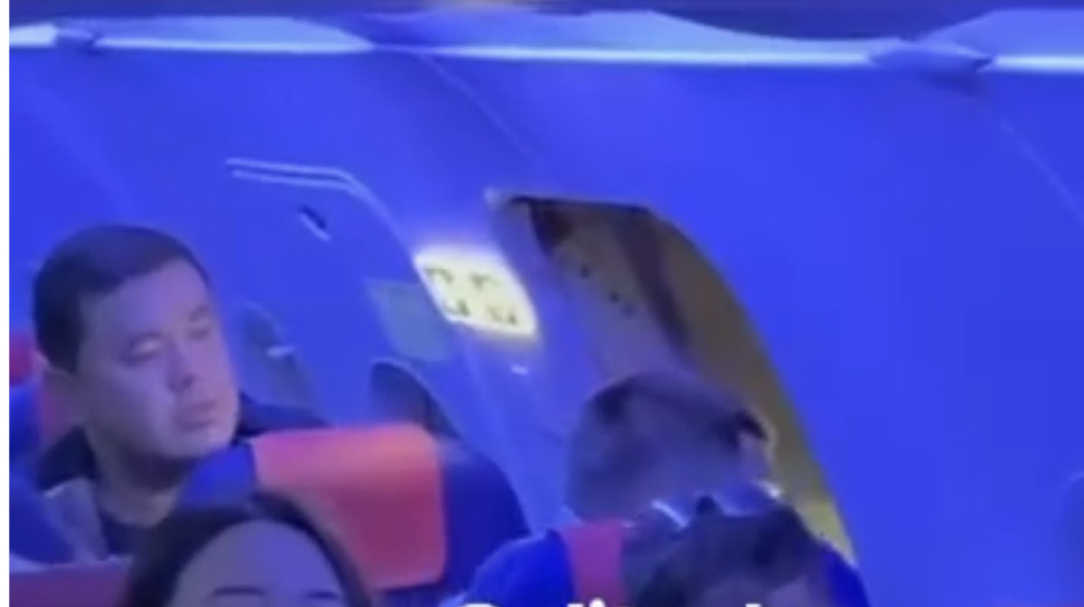 Пассажир самолета Fly Arystan открыл эвакуационную дверь. Видео